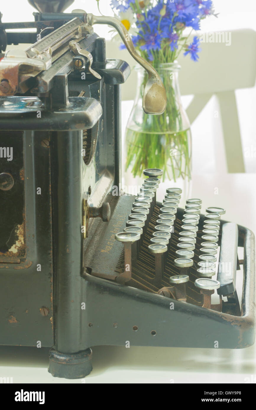 typewriter on table Stock Photo - Alamy