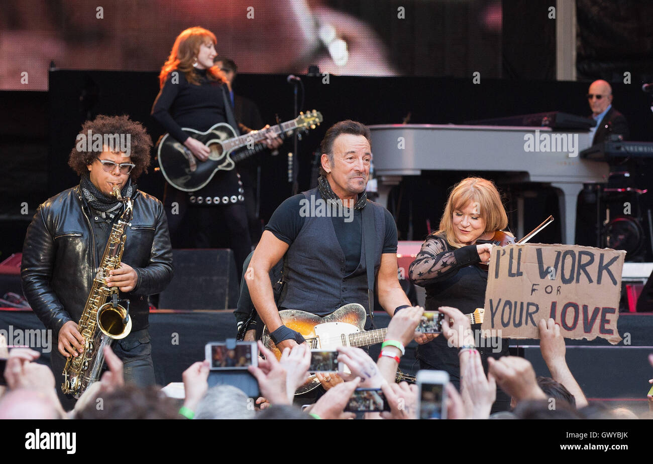Wembley Concert Crowd High Resolution Stock Photography and Images - Alamy