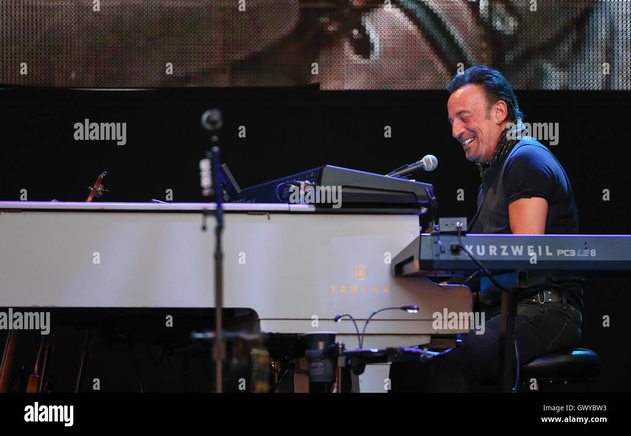 Bruce Springsteen and the E Street Band perform at Wembley Stadium ...