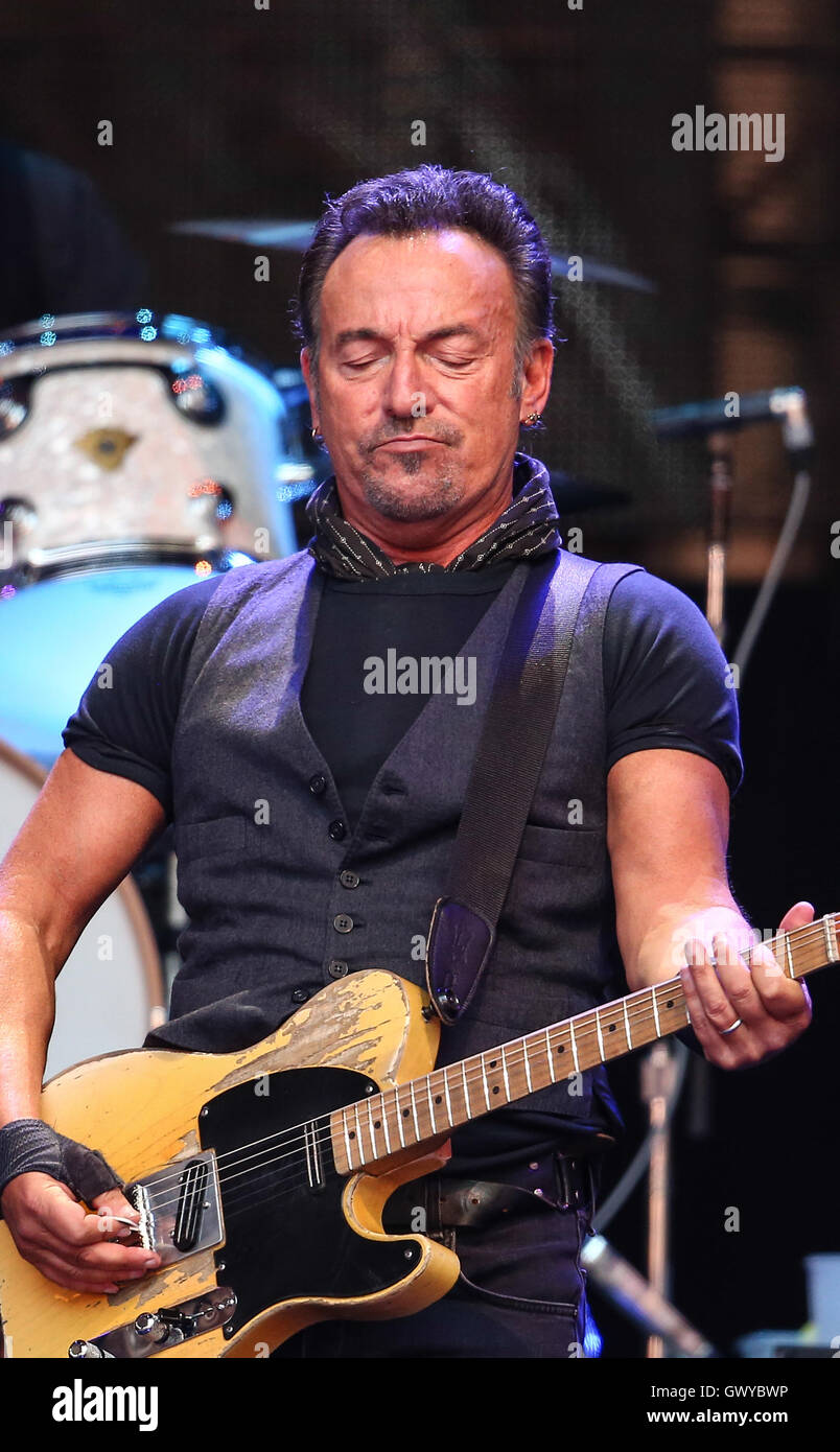 Bruce Springsteen and the E Street Band perform at Wembley Stadium ...