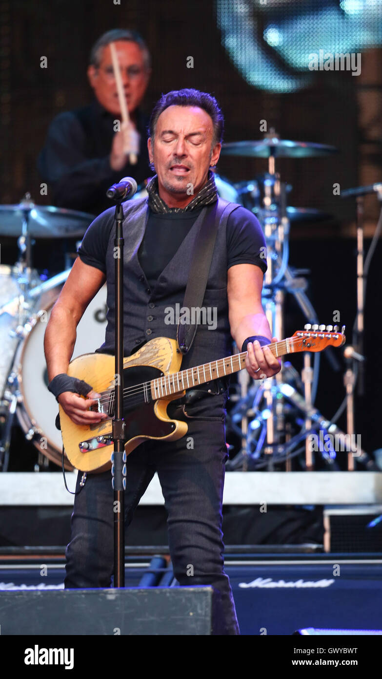 Bruce Springsteen and the E Street Band perform at Wembley Stadium ...