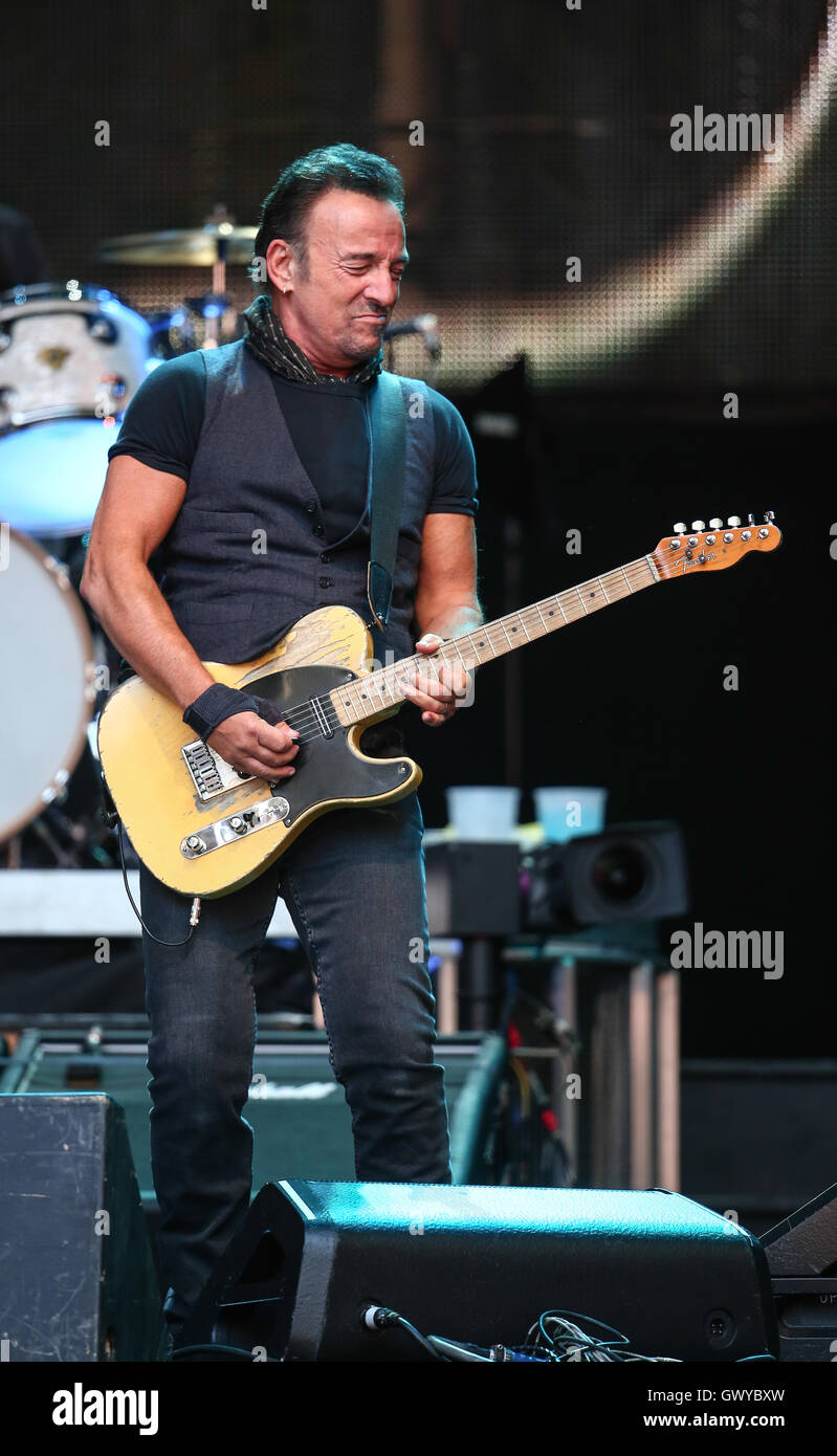 Bruce Springsteen and the E Street Band perform at Wembley Stadium ...