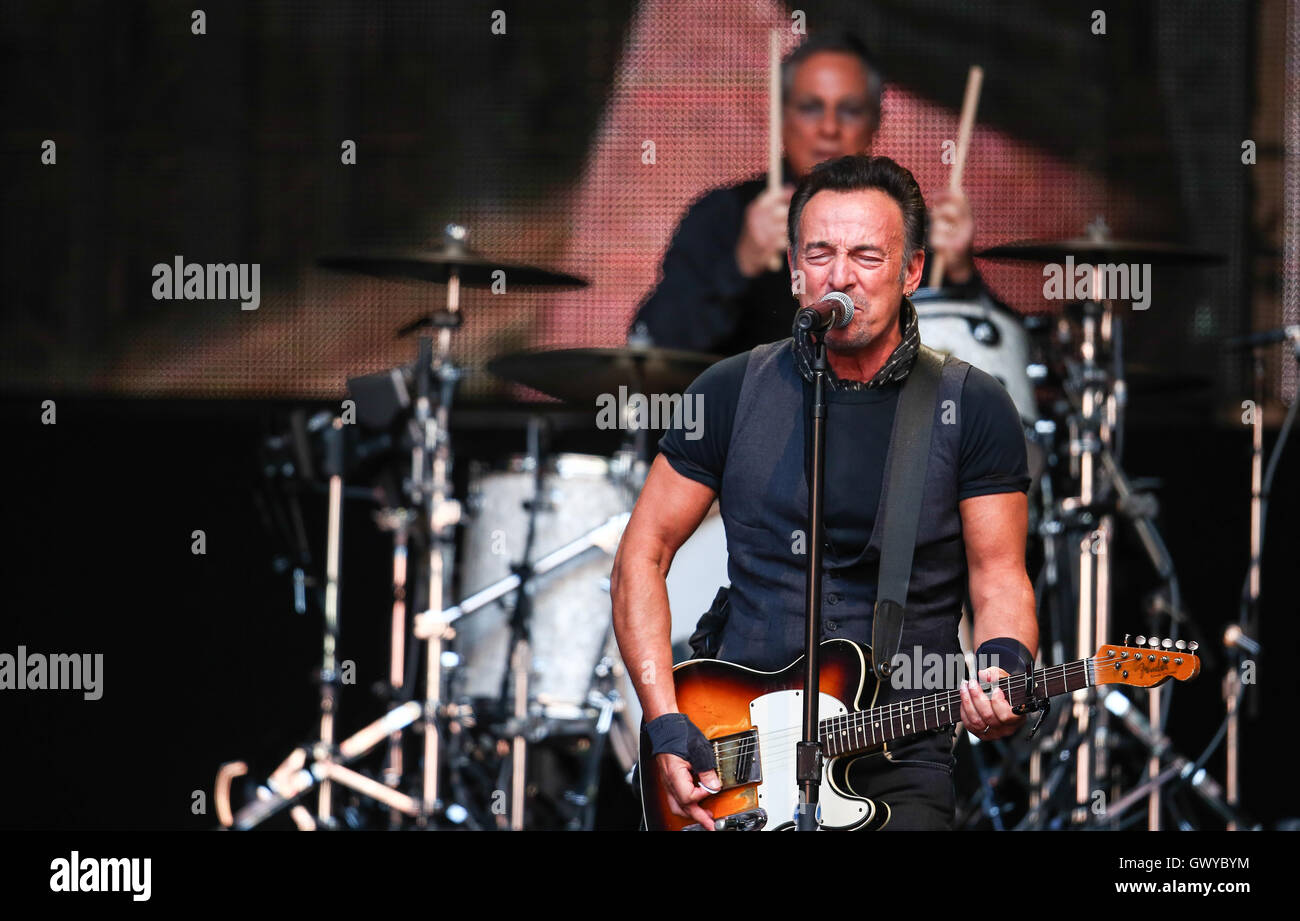 Bruce Springsteen and the E Street Band perform at Wembley Stadium ...