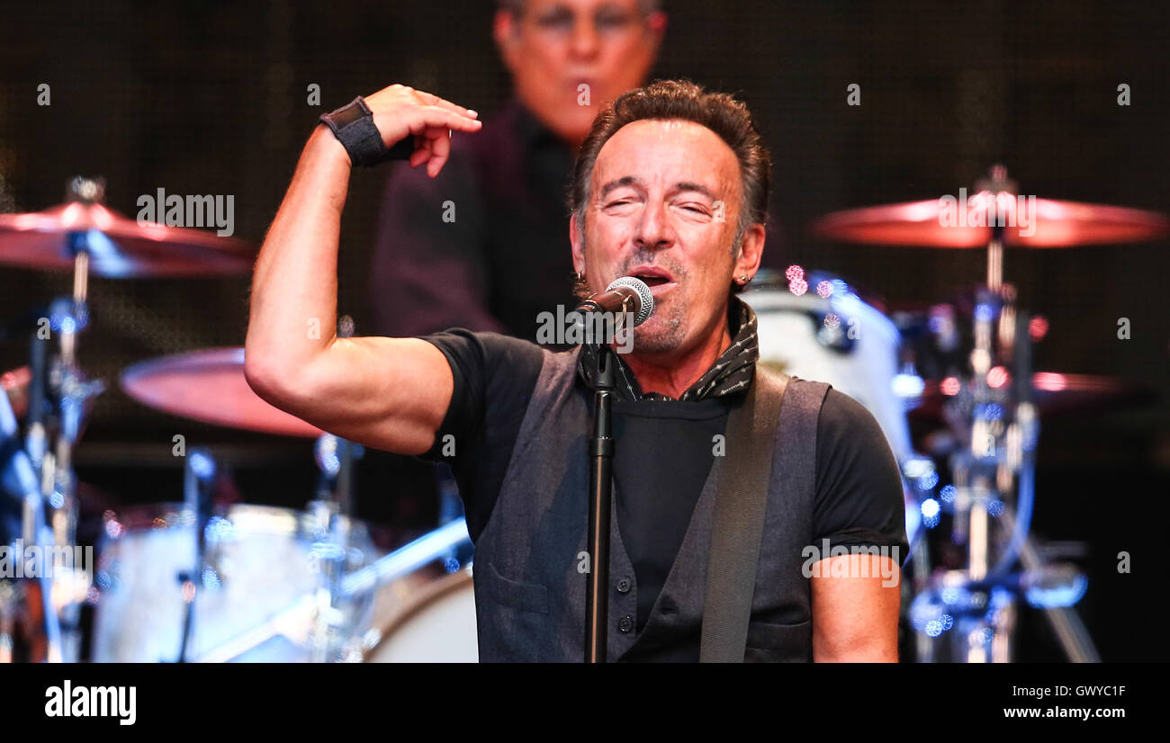 Bruce Springsteen and the E Street Band perform at Wembley Stadium ...