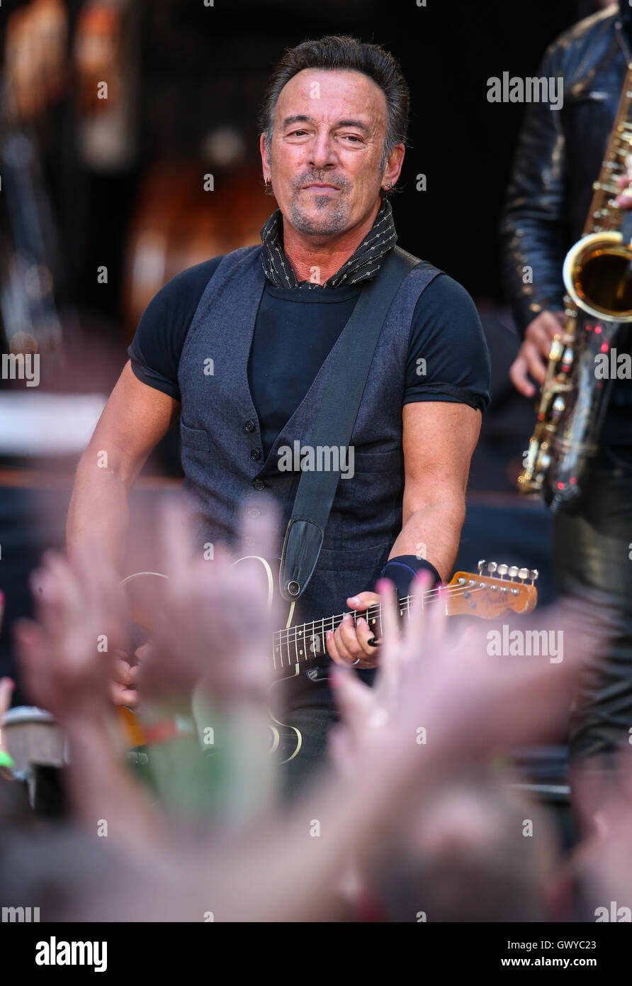 Bruce Springsteen and the E Street Band perform at Wembley Stadium ...