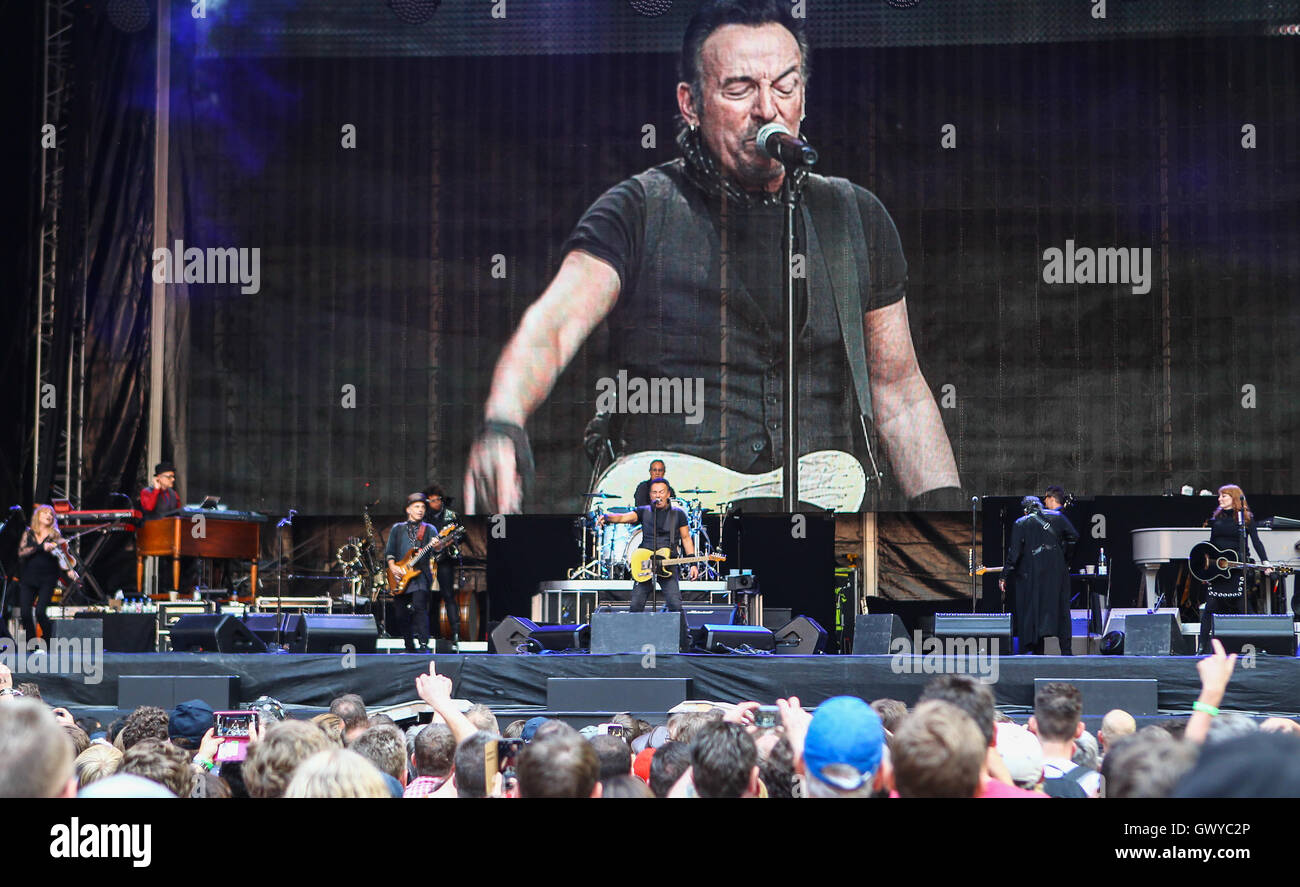Bruce Springsteen and the E Street Band perform at Wembley Stadium ...