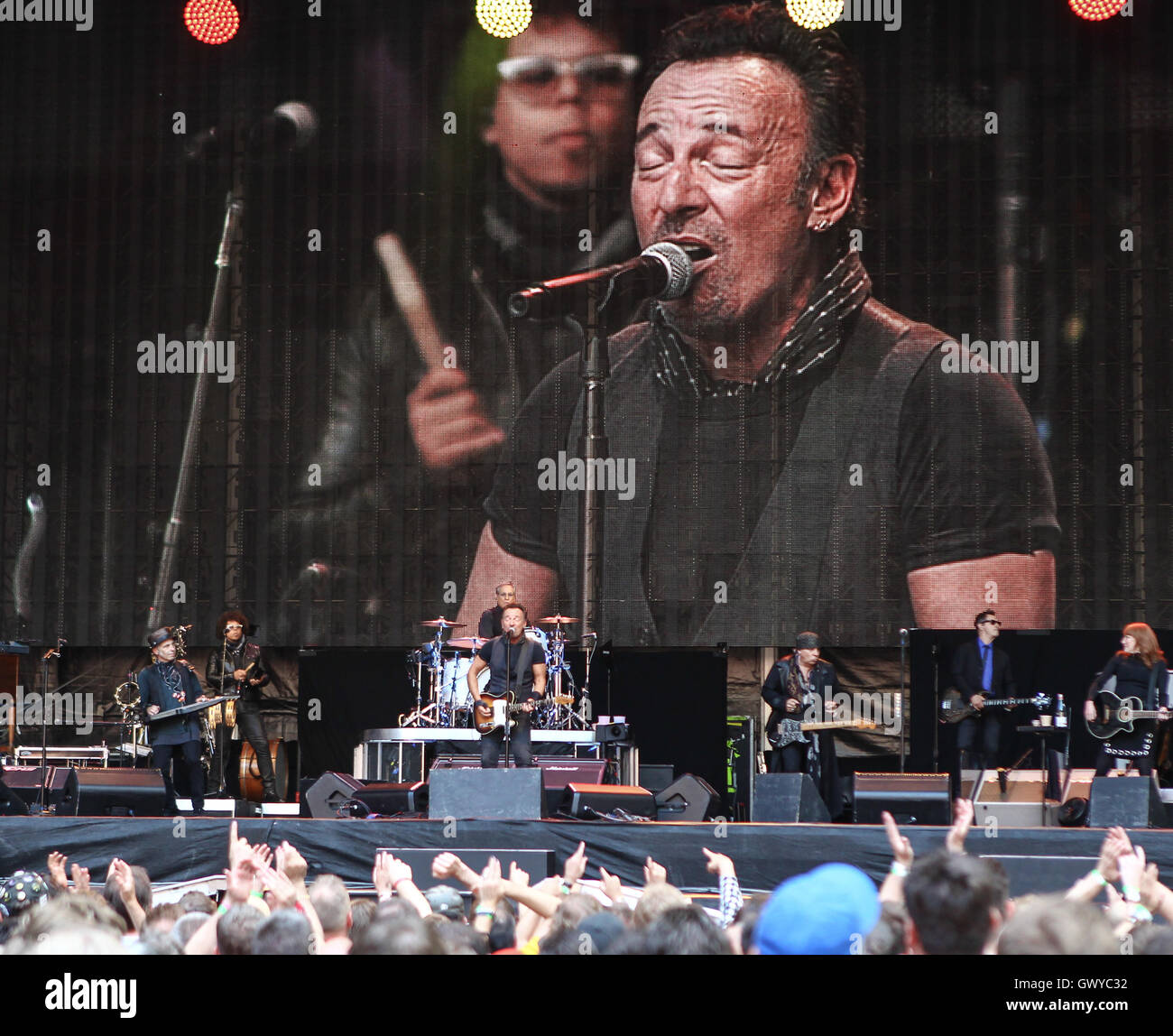 Bruce Springsteen and the E Street Band perform at Wembley Stadium ...