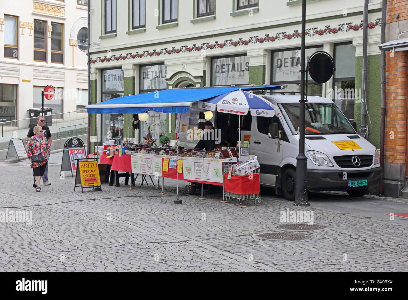 Street trader stall hi-res stock photography and images - Alamy