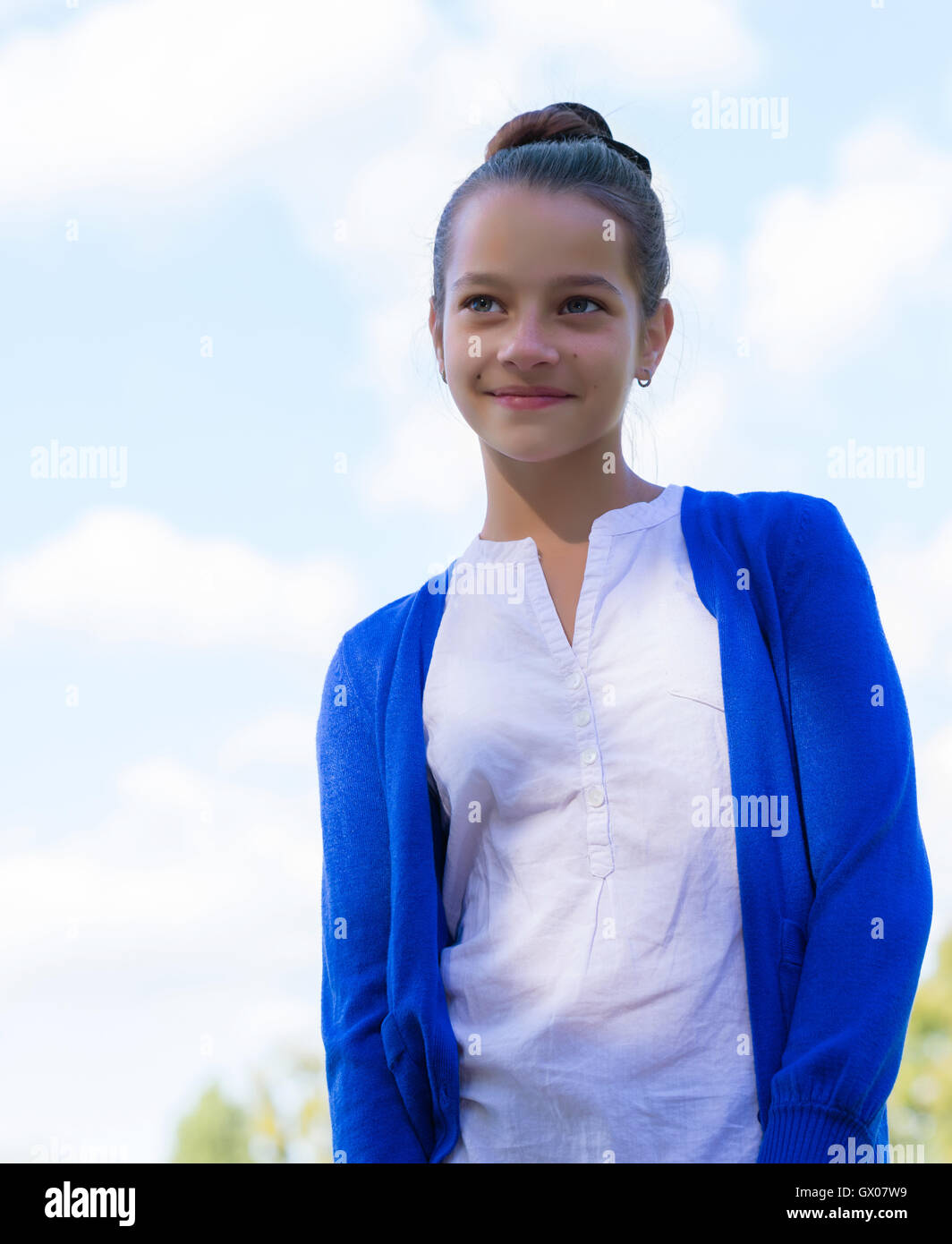 portrait of teen girl outdoors in the park Stock Photo - Alamy