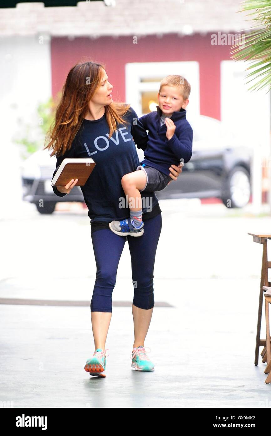 Jennifer Garner with her son Samuel out for breakfast Featuring ...
