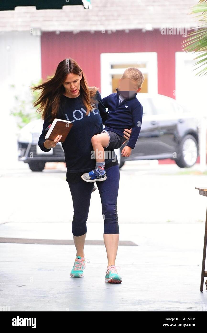 Jennifer Garner with her son Samuel out for breakfast Featuring ...