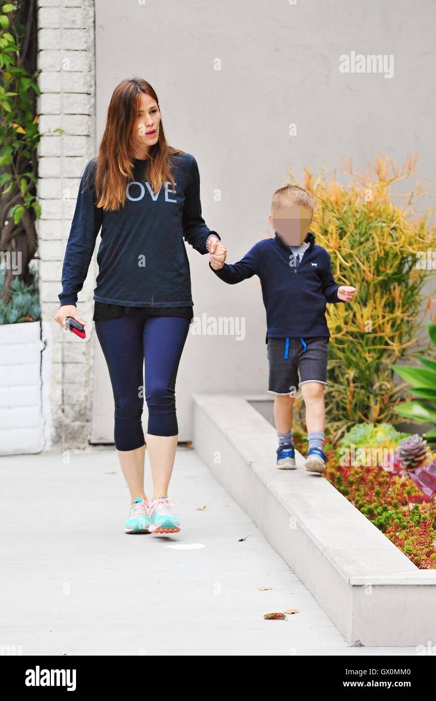 Jennifer Garner with her son Samuel out for breakfast Featuring ...
