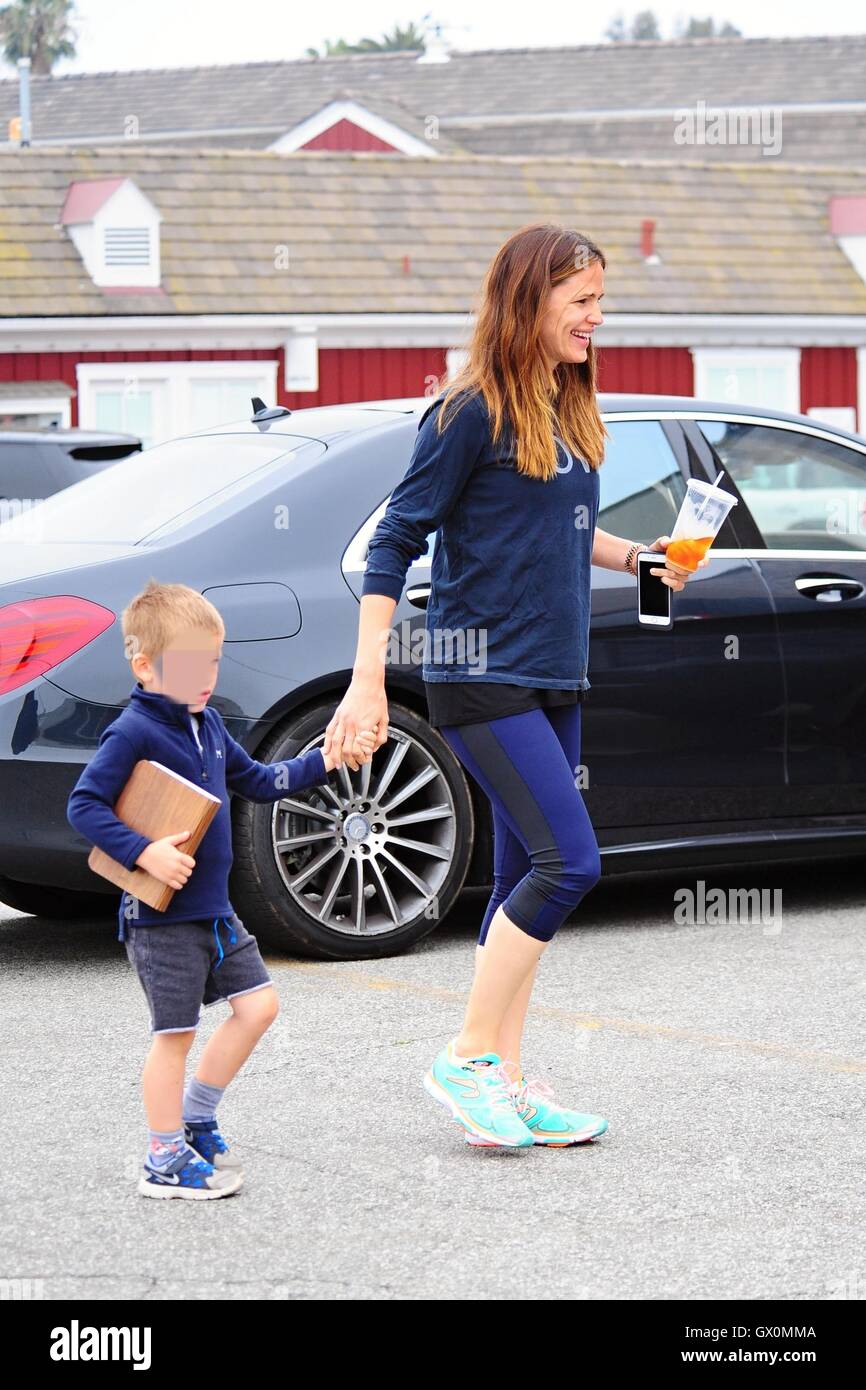 Jennifer Garner with her son Samuel out for breakfast Featuring ...