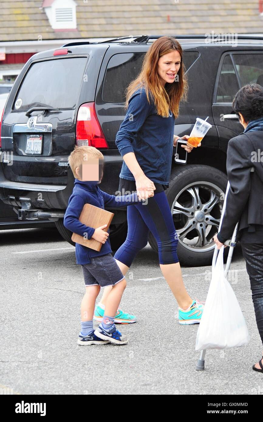 Jennifer Garner with her son Samuel out for breakfast Featuring ...