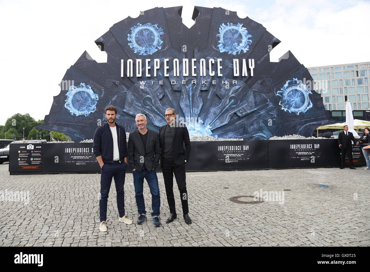 The cast of 'Independence Day: Wiederkehr (Resurgence)' promoting their ...