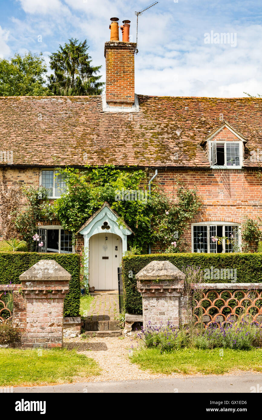 Red brick cottages hi-res stock photography and images - Alamy