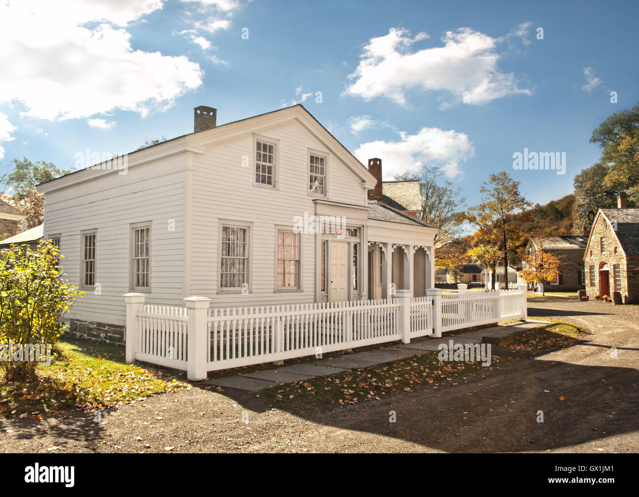White picket fence house hi-res stock photography and images - Alamy