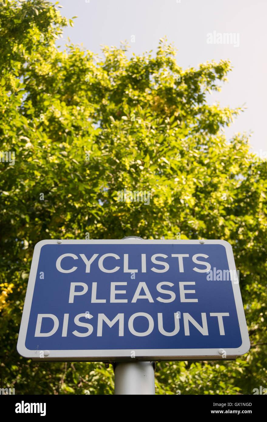 Cyclists please dismount sign hi-res stock photography and images - Alamy