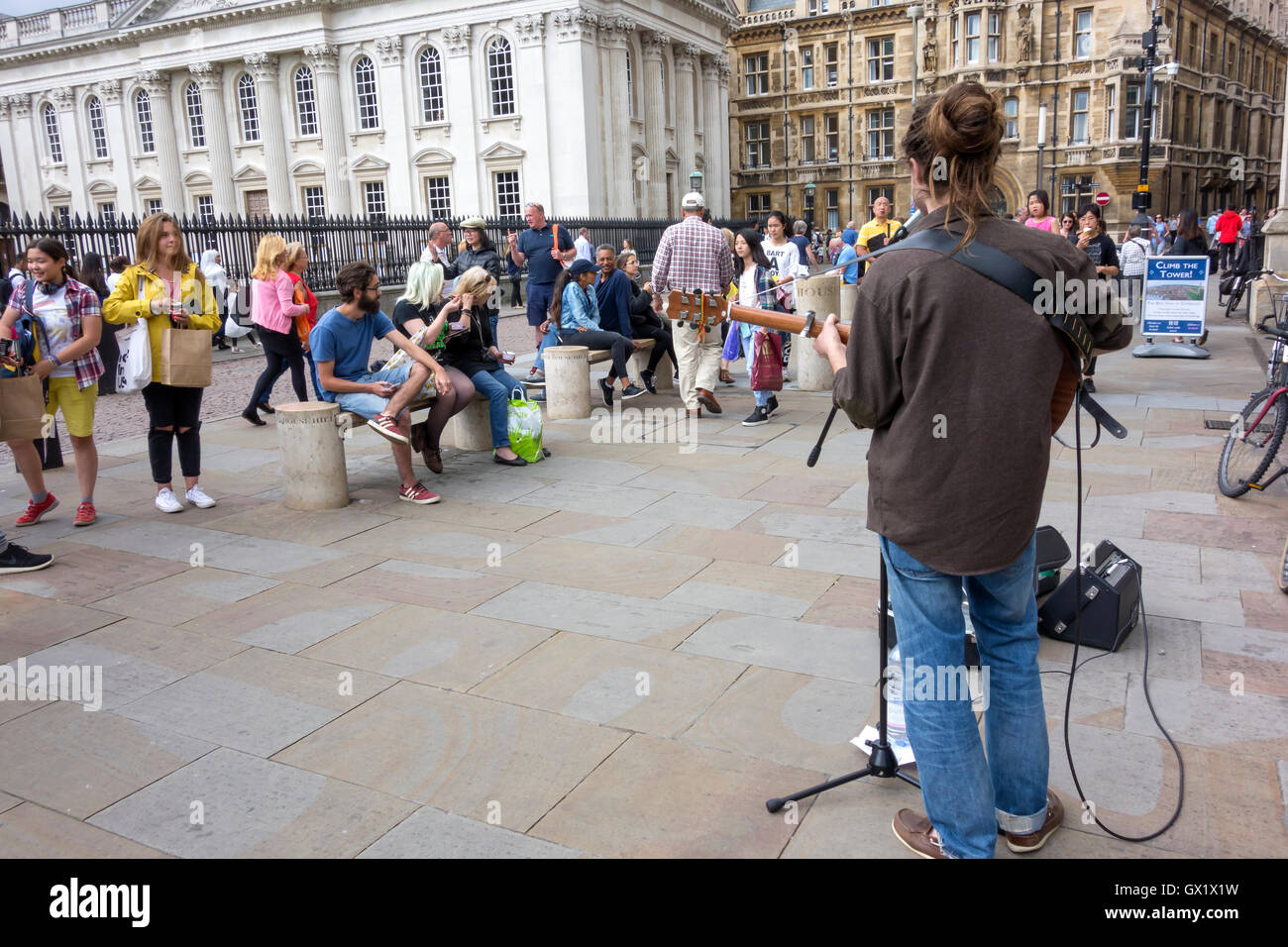 Audience standing busker hi-res stock photography and images - Alamy
