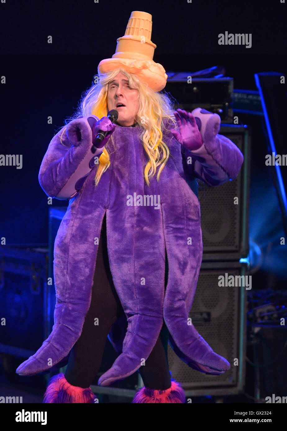 Weird al yankovic hi-res stock photography and images - Alamy