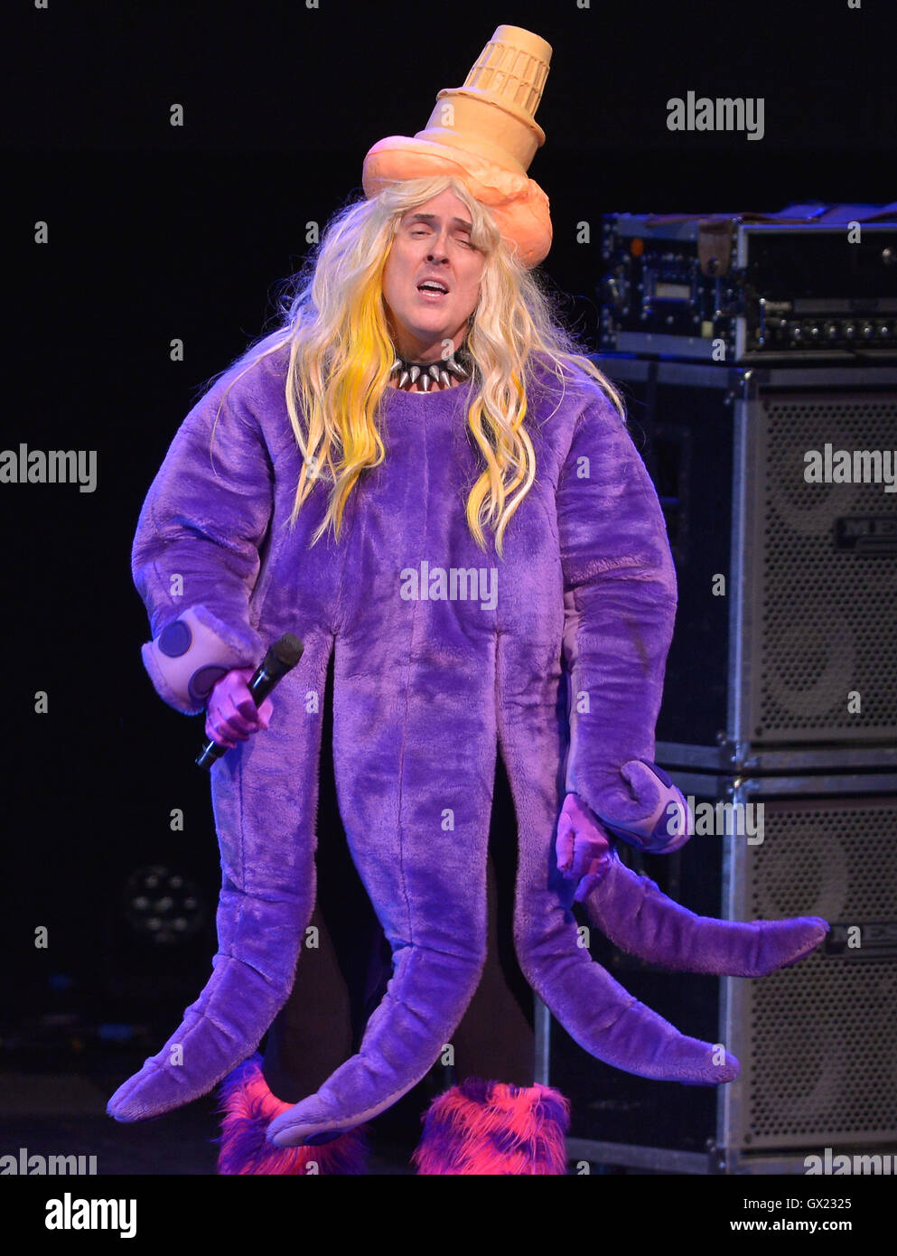 Weird Al Yankovic performs live at Ziff Ballet Opera House Featuring ...