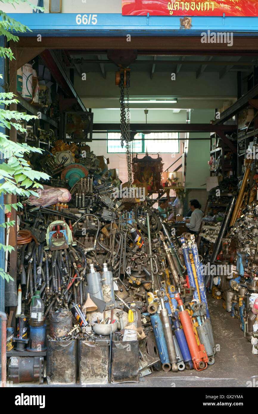 Motor mechanics workshop hi-res stock photography and images - Alamy