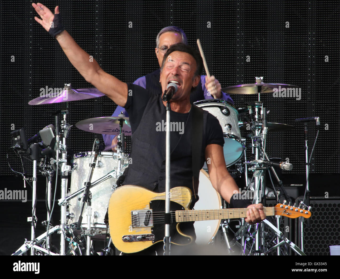 Bruce Springsteen performs live at The Hague, Netherlands Featuring ...