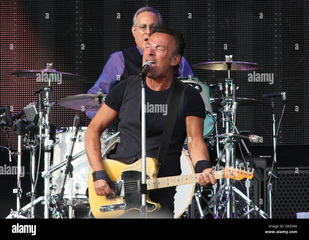 Bruce Springsteen performs live at The Hague, Netherlands Featuring ...