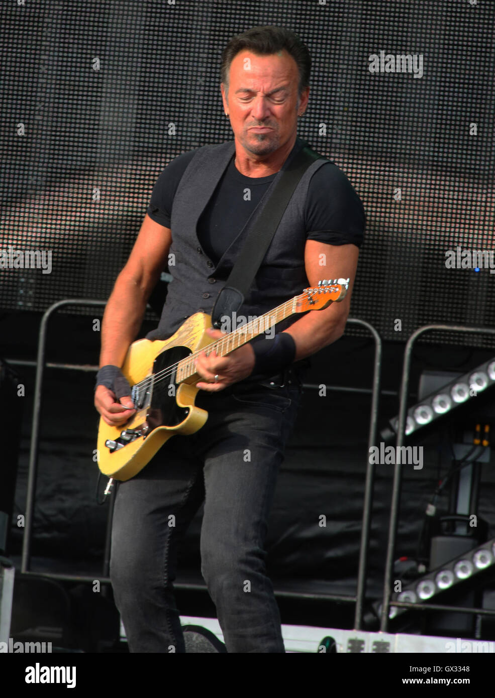 Bruce Springsteen performs live at The Hague, Netherlands Featuring ...