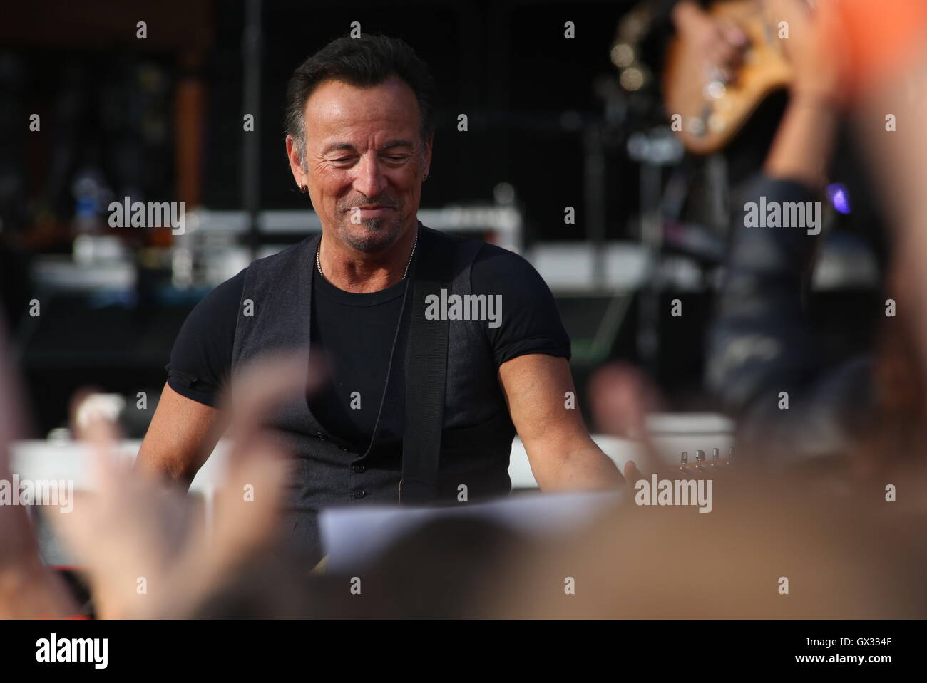 Bruce Springsteen performs live at The Hague, Netherlands Featuring ...