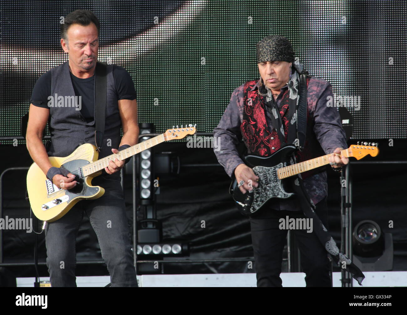 Bruce Springsteen performs live at The Hague, Netherlands Featuring ...