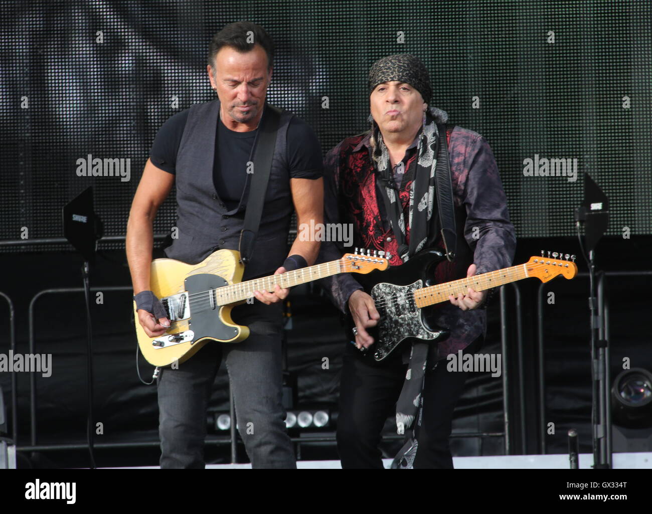 Bruce Springsteen performs live at The Hague, Netherlands Featuring ...