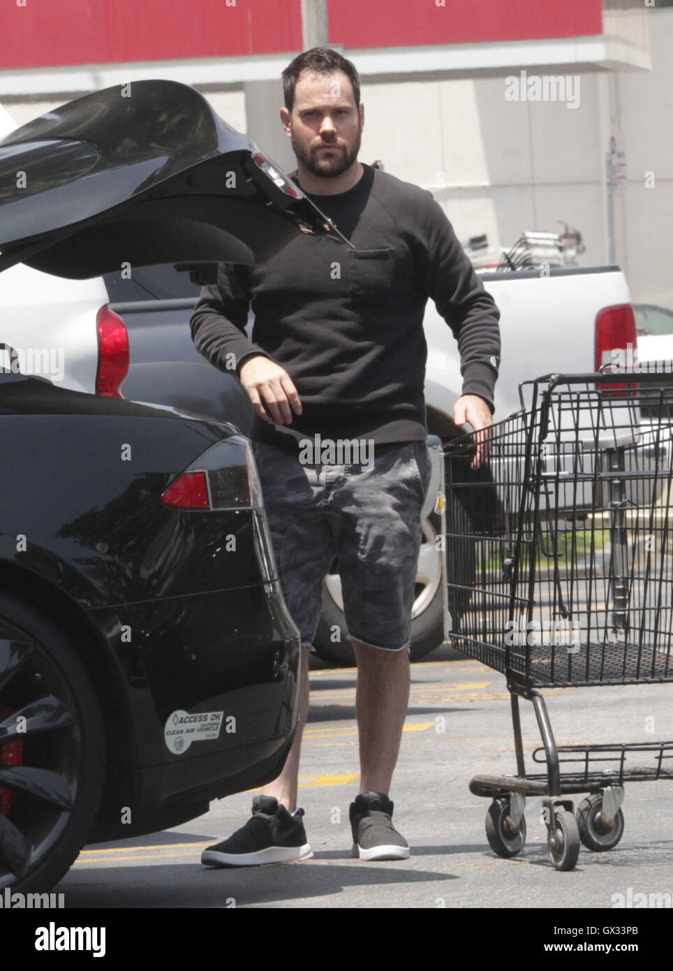 Mike Comrie shopping at Ralphs in Beverly Hills Featuring: Mike Comrie ...