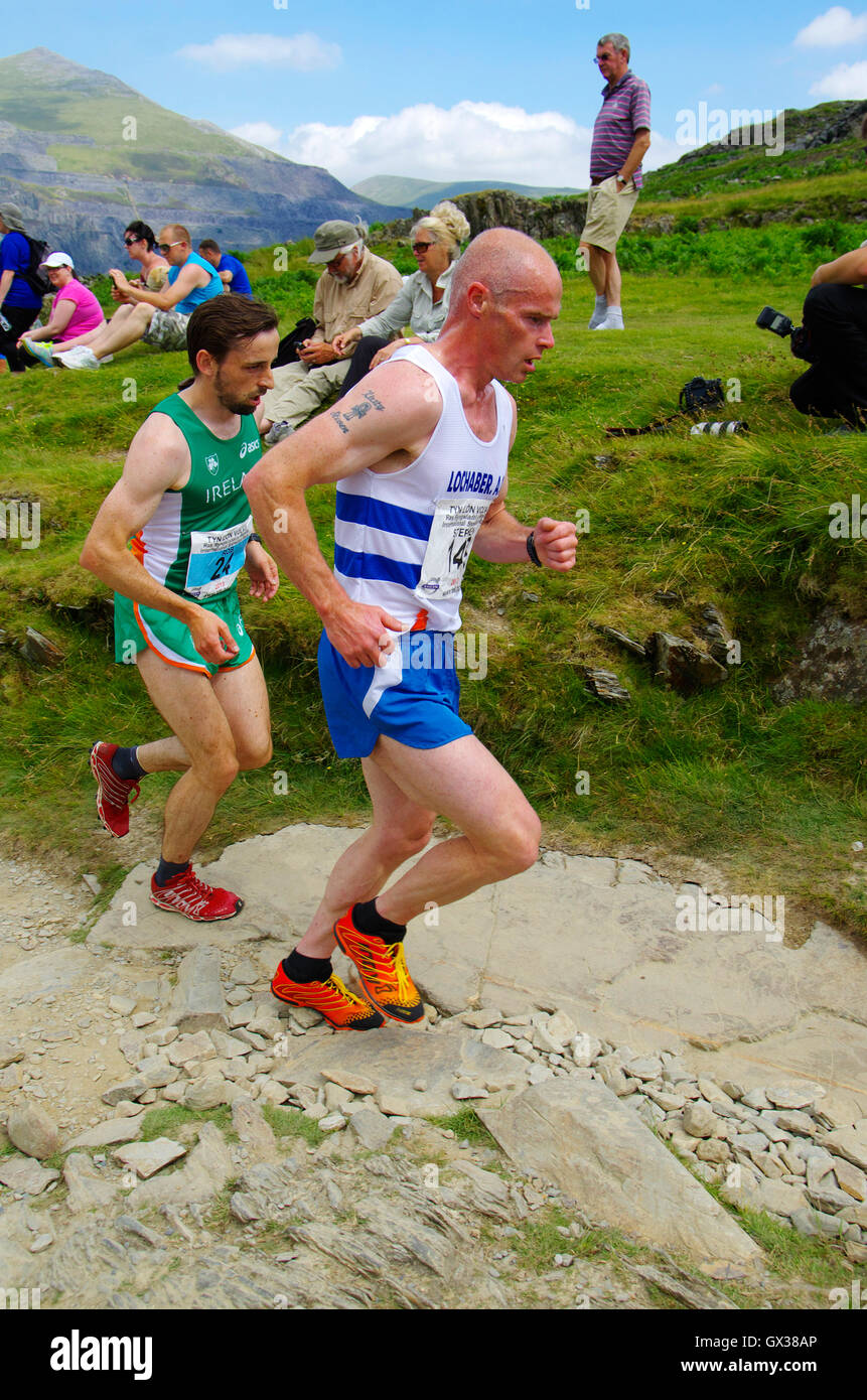 Runners running in snowdonia hi-res stock photography and images - Alamy