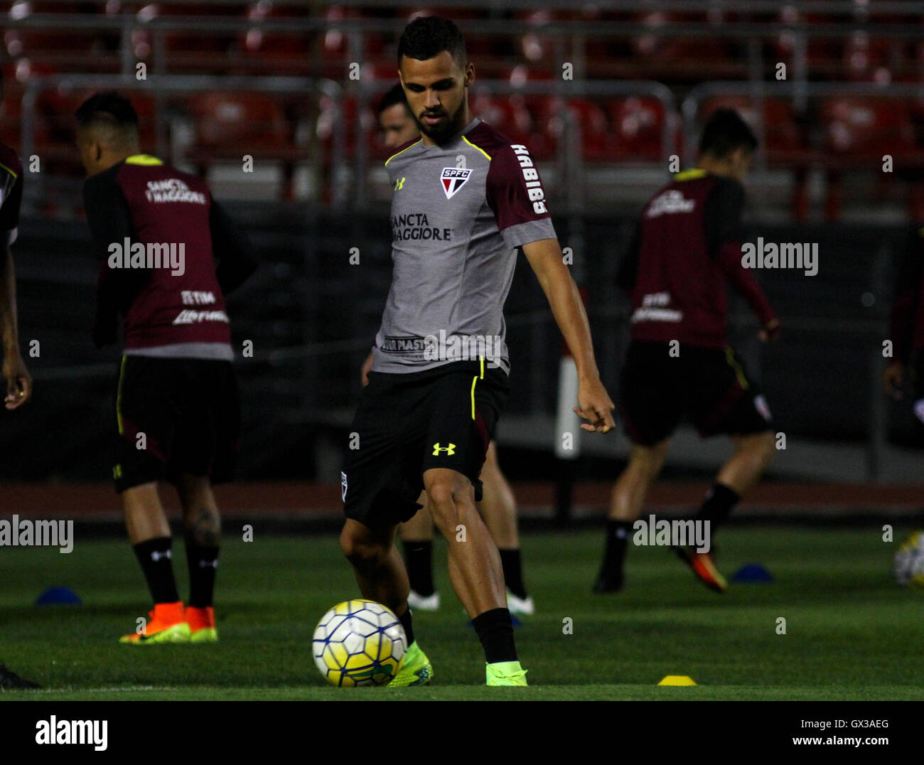 SÃO PAULO, SP - 14.09.2016: TREINO DO SÃO PAULO FUTEBOL CLUBE - Lucão ...