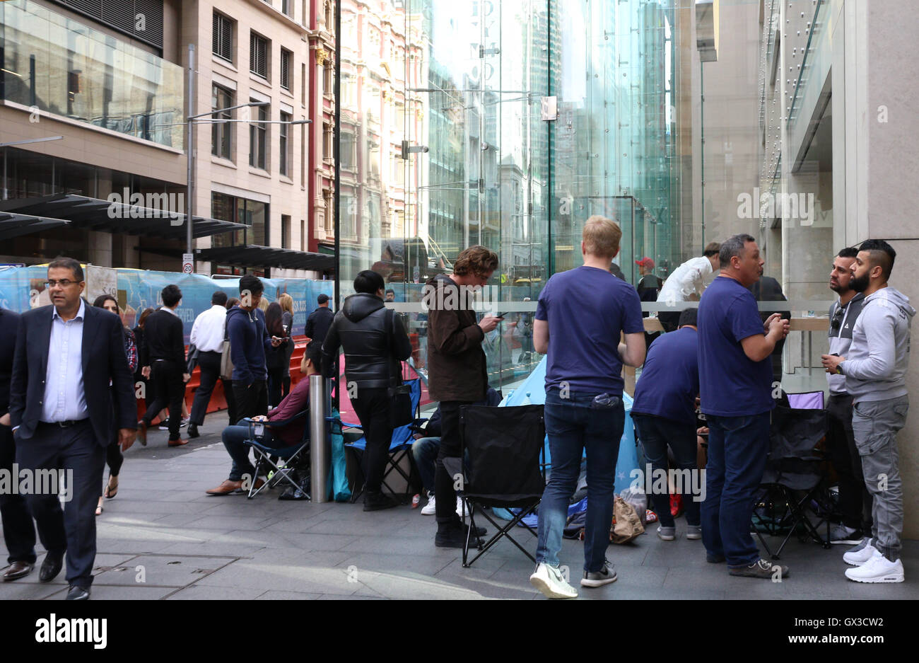 Sydney, Australia. 15th Sep, 2016. People start queuing outside the ...
