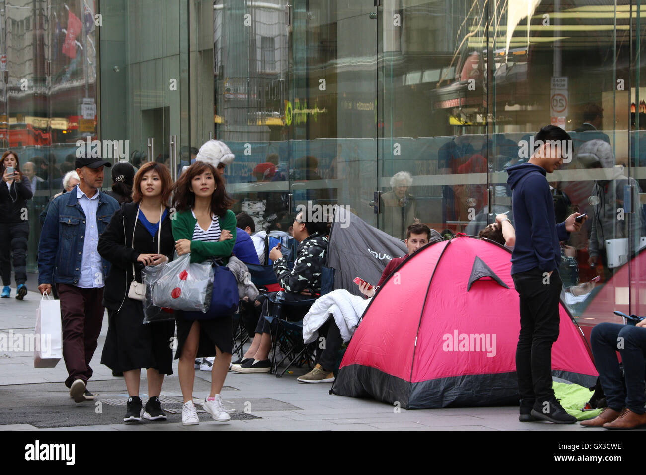 Sydney, Australia. 15th Sep, 2016. People start queuing outside the ...