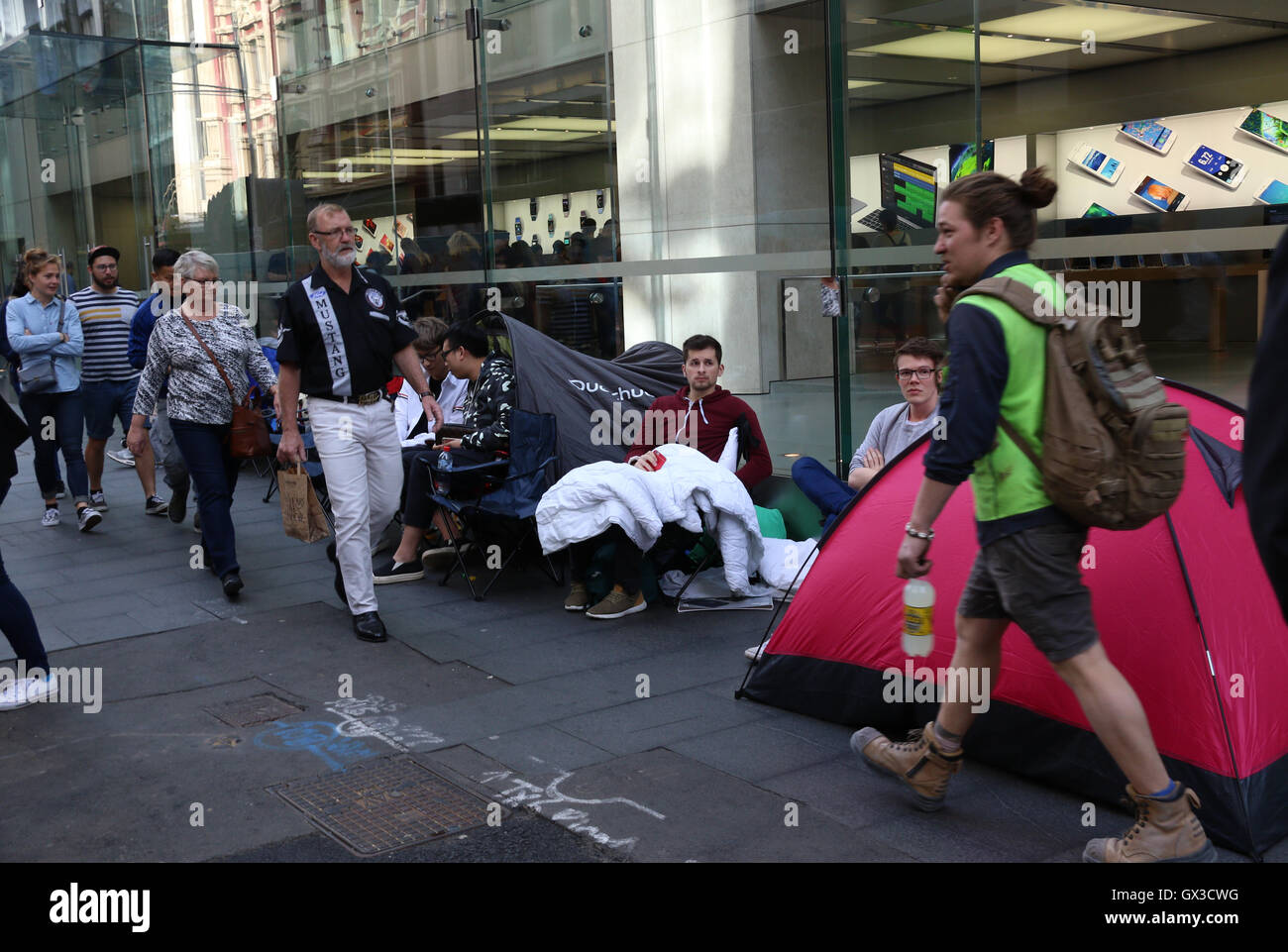 Sydney, Australia. 15th Sep, 2016. People start queuing outside the ...