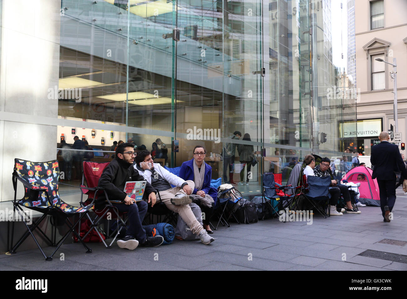 Sydney, Australia. 15th Sep, 2016. People start queuing outside the ...