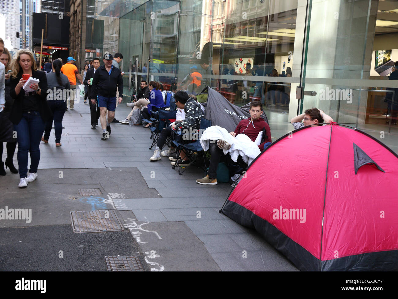 Sydney, Australia. 15th Sep, 2016. People start queuing outside the ...