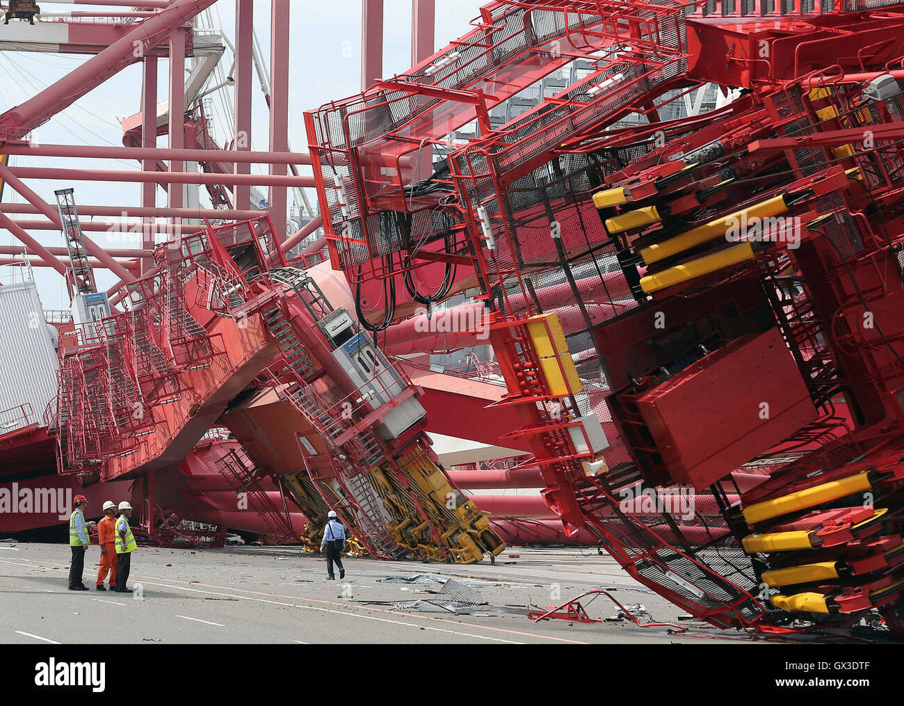 Port staff hi-res stock photography and images - Alamy