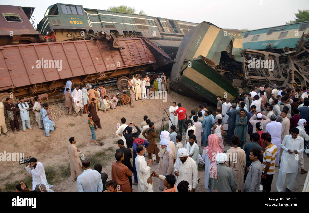 View of venue after Awami Express train, Karachi bounded ramped into ...