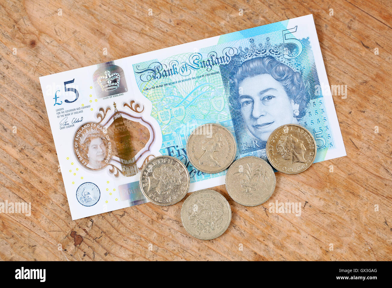 UK. 15th September, 2016. The new polymer five pound ( £5 ) note with ...