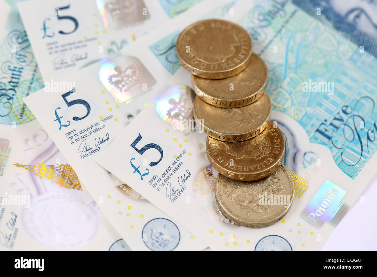 UK. 15th September, 2016. The new polymer five pound ( £5 ) note with ...