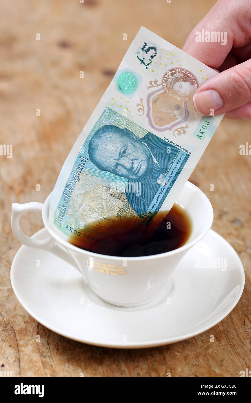 UK. 15th September, 2016. The new polymer five pound ( £5 ) note with ...