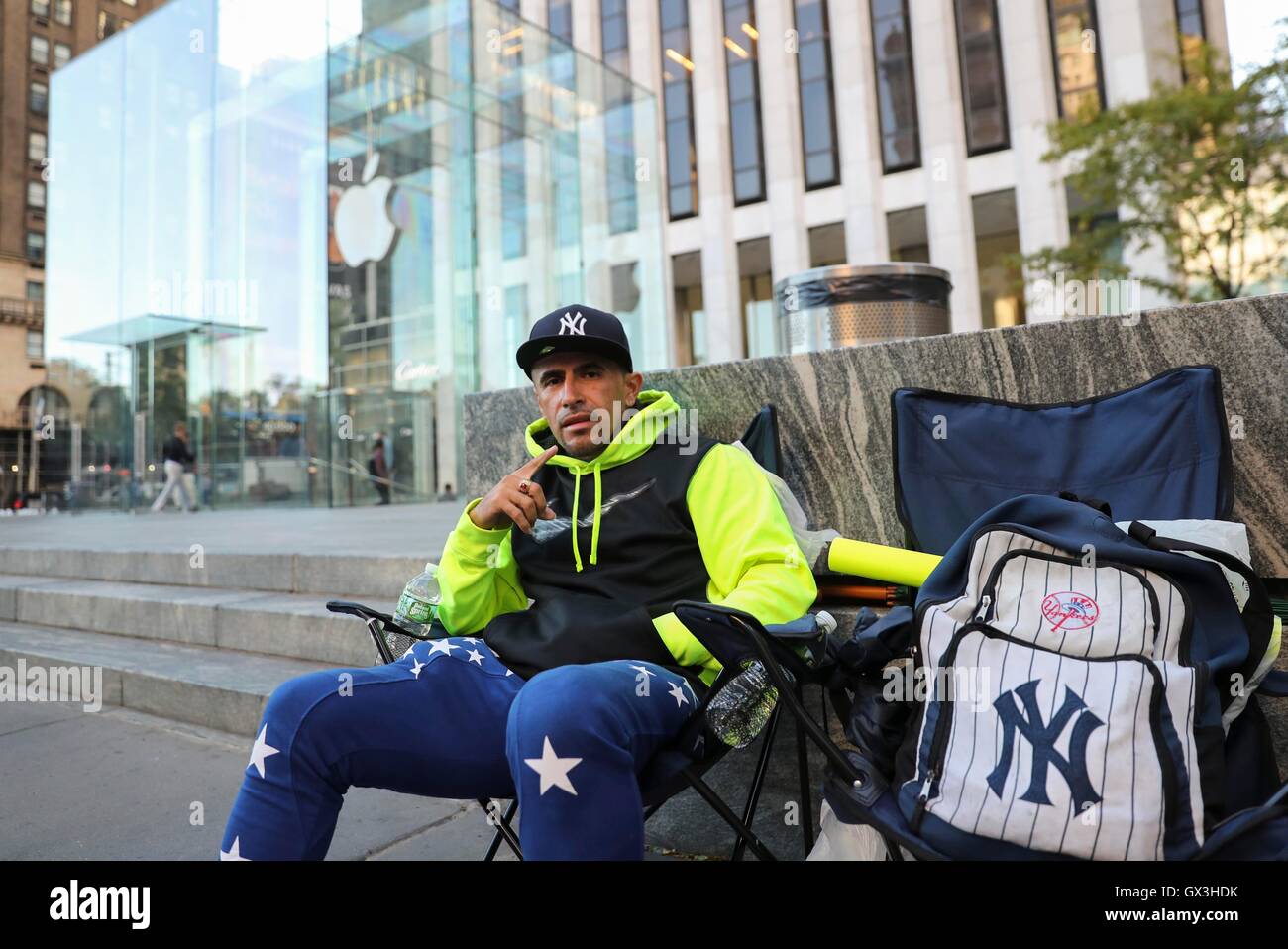 New York, USA. 15th Sep, 2016. Jamie waits to buy iPhone products in ...