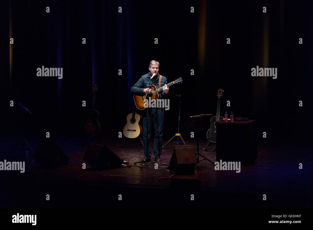 Singer lloyd cole hi-res stock photography and images - Alamy