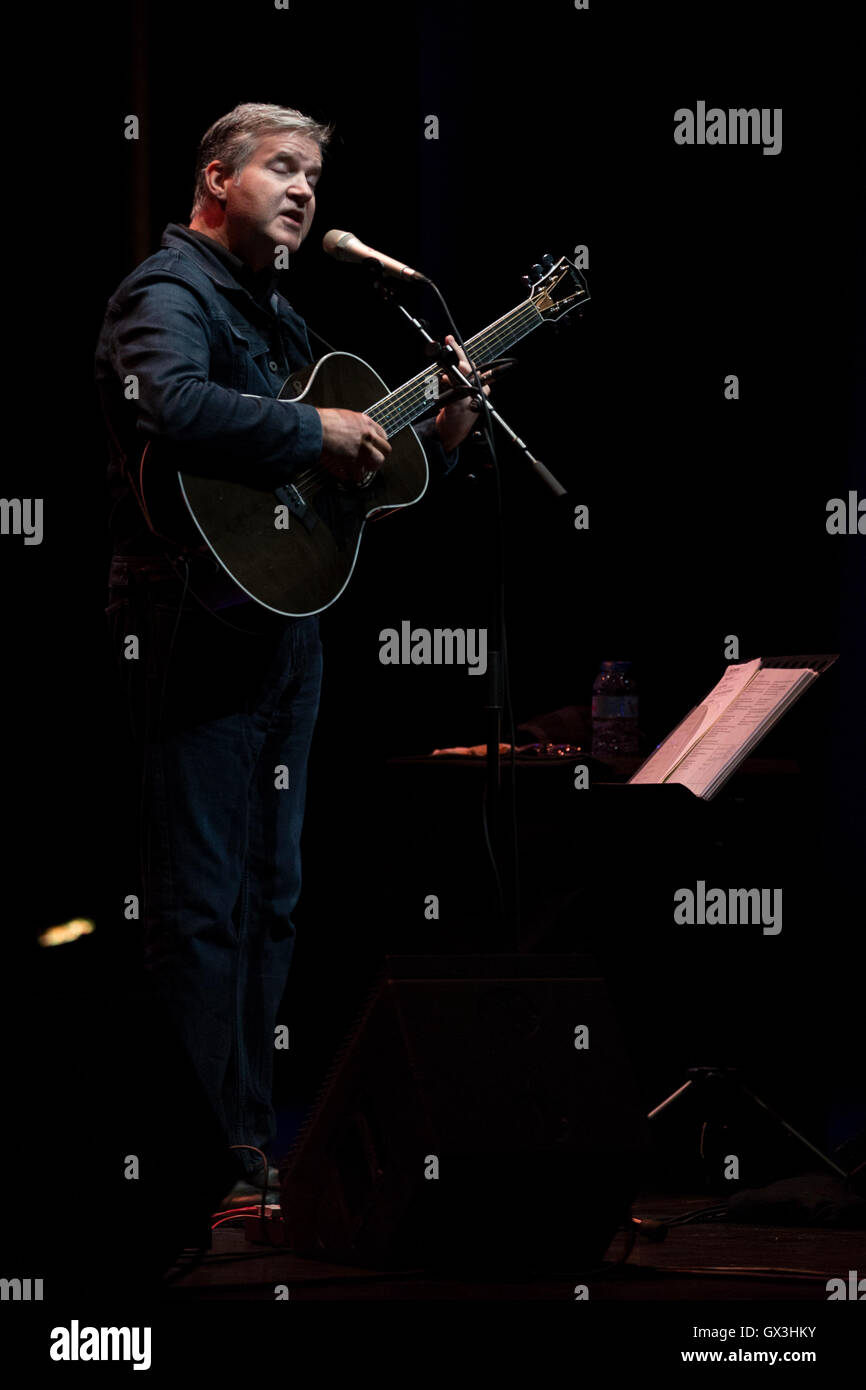 Singer lloyd cole hi-res stock photography and images - Alamy