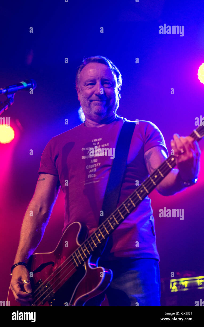 Peter hook 80s hi-res stock photography and images - Alamy