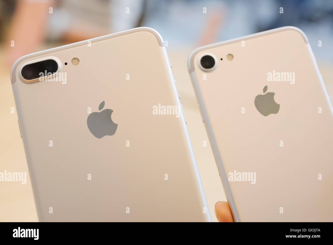 Tokyo, Japan. 16th September, 2016. (L to R) The new iPhone 7 Plus with ...